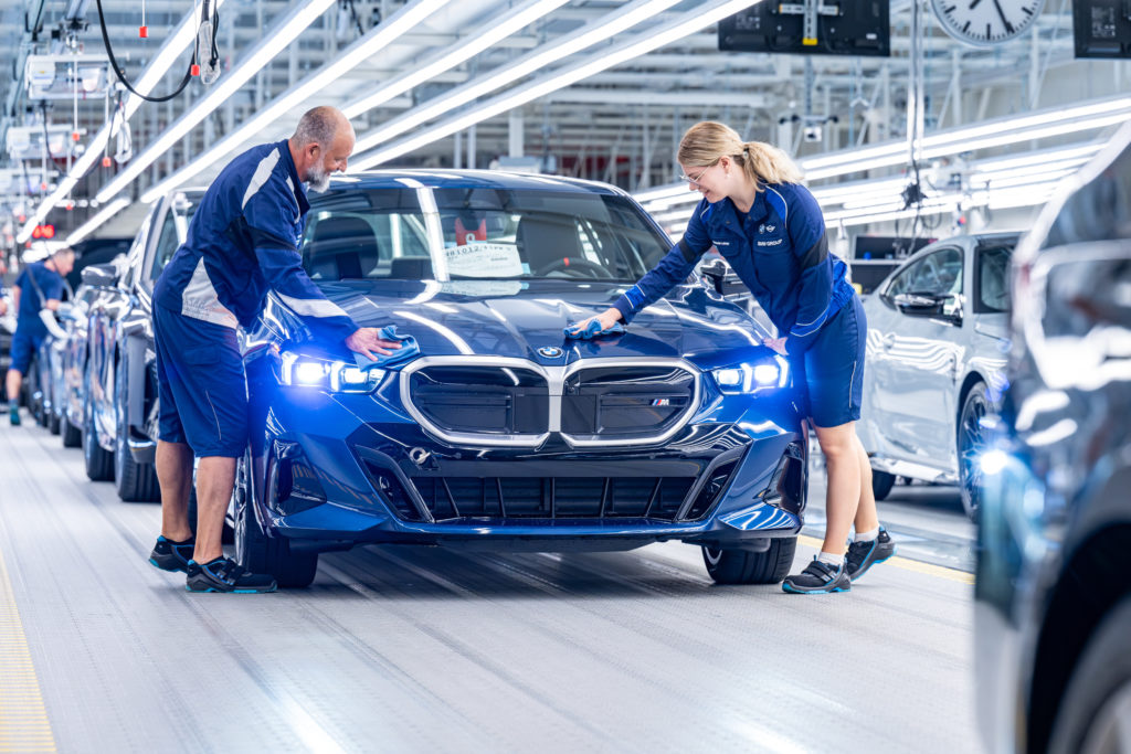 BMW kicks off i5 production in Dingolfing factory - newmobility.news