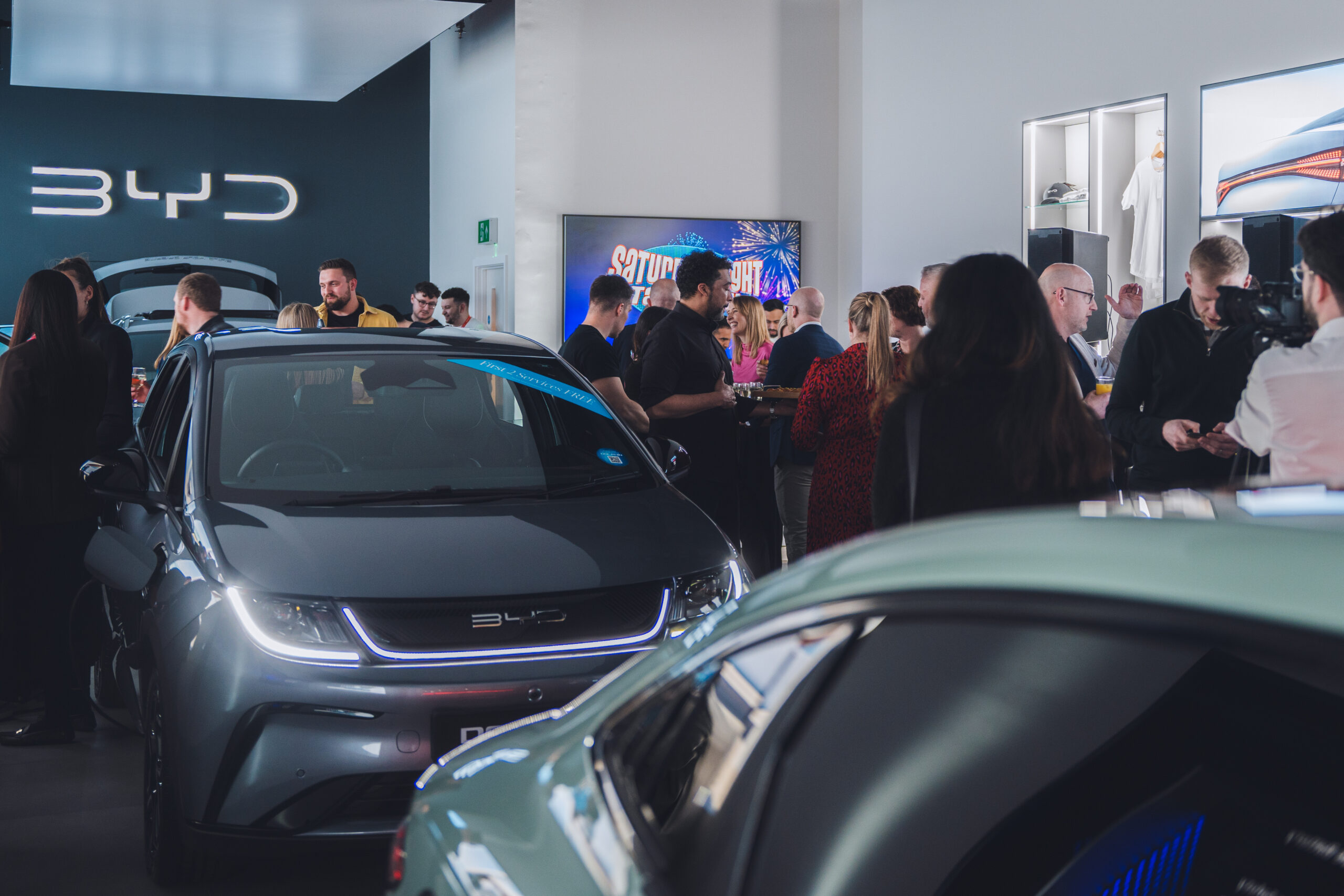 Chinese automakers, led by BYD, surge in Europe thanks to PHEVs ...