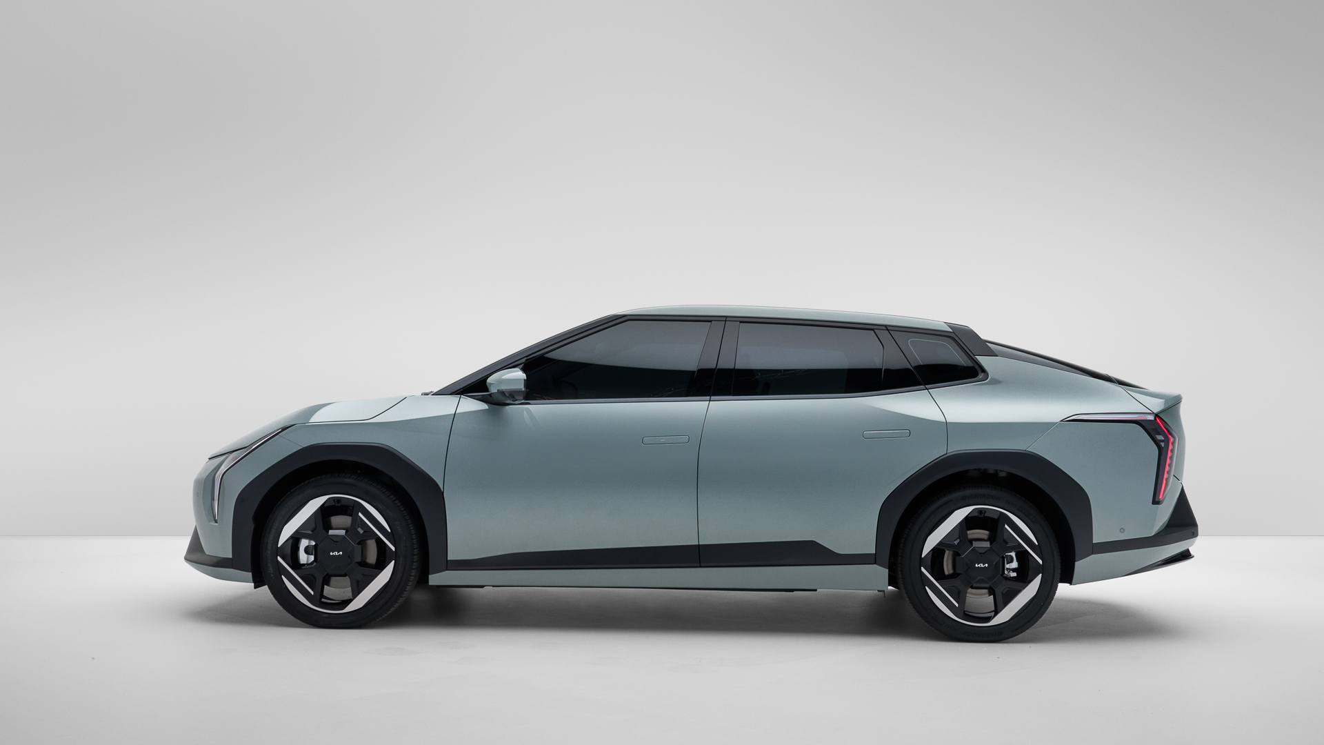 Kia puts €38,890 base price on its new EV4 hatch - newmobility.news