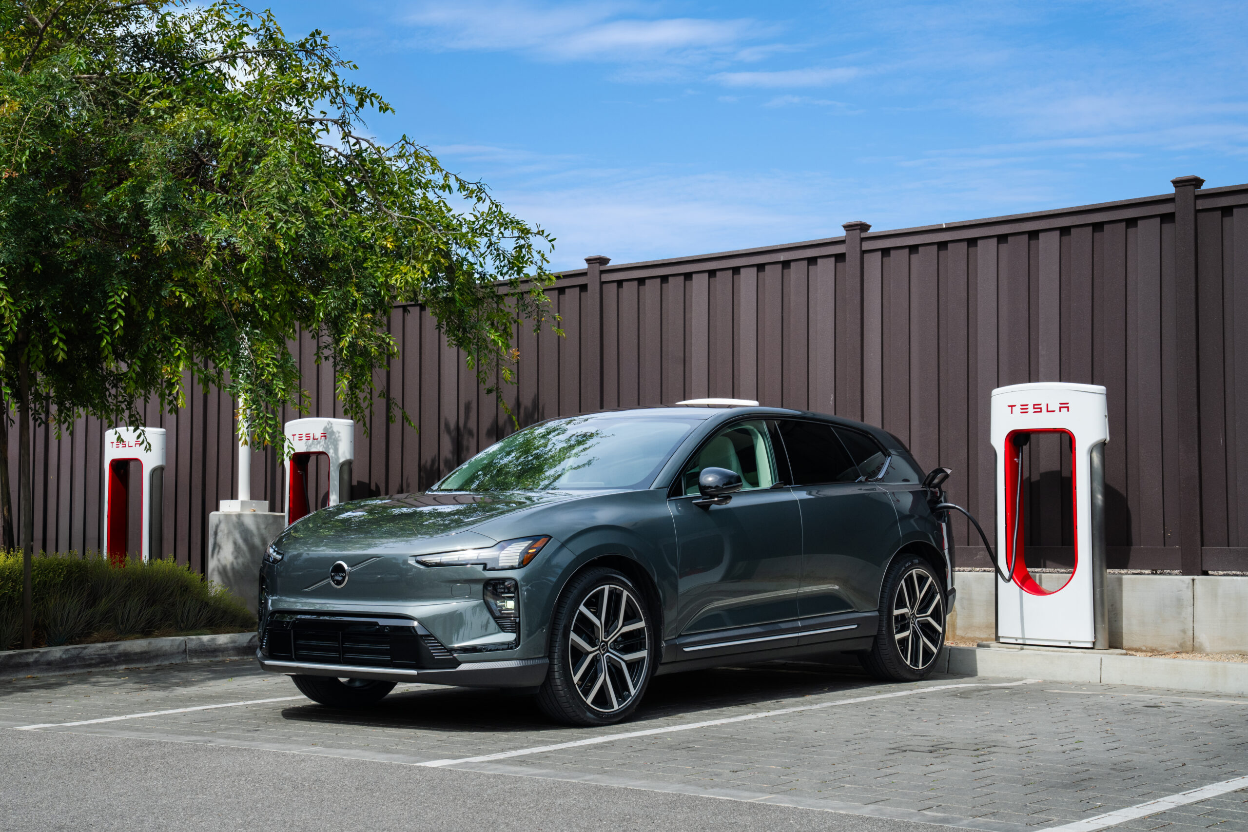 Volvo makes charging at Tesla's network easier for its drivers ...